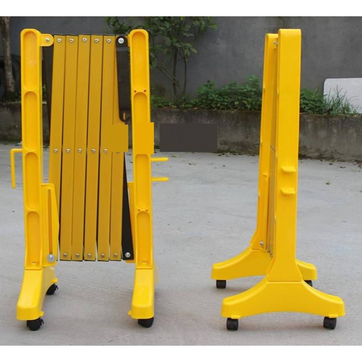 Retractable Safety Barricade (w/wheel)